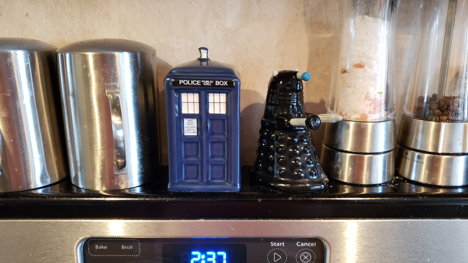 TARDIS Collector's Corner: Doctor Who Salt & Pepper Shaker TARDIS and ...